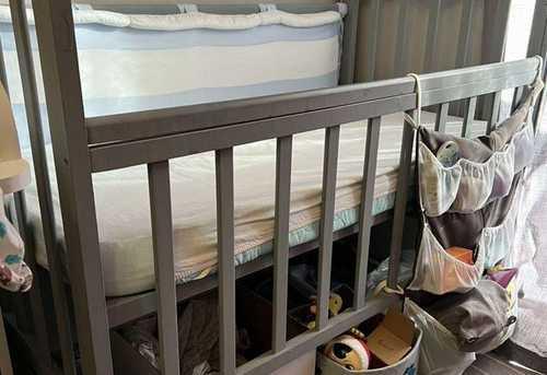 Детская кроватка с маятником на колесиках