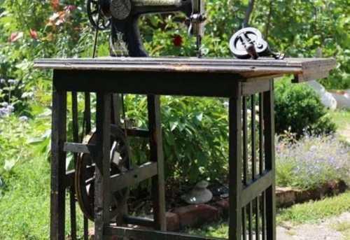 Антикварная швейная машинка на деревянной станине