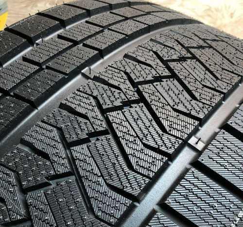 Triangle Snowlink TWT02 255/35 R20