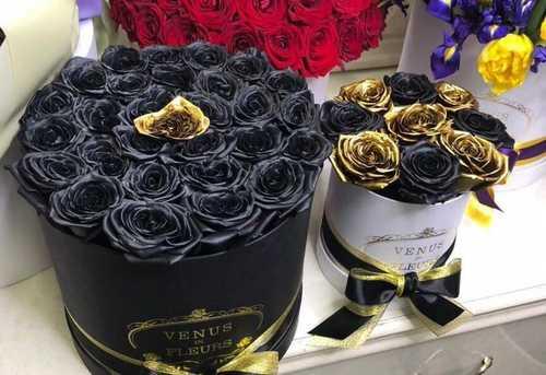 25 черных роз с золотой в коробке
