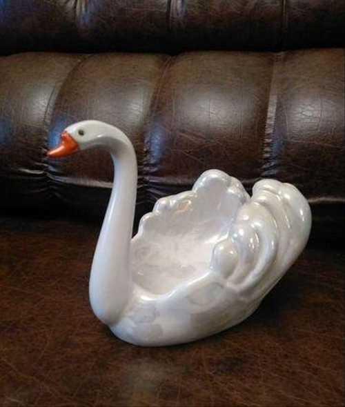 Статуэтка -ваза лебедь