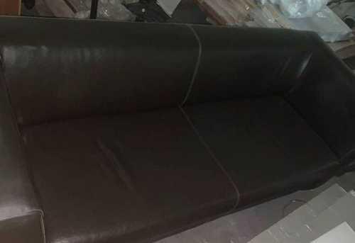 Чёрный кожаный диван