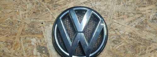 Эмблема "VW" решетки радиатора Transporter T5