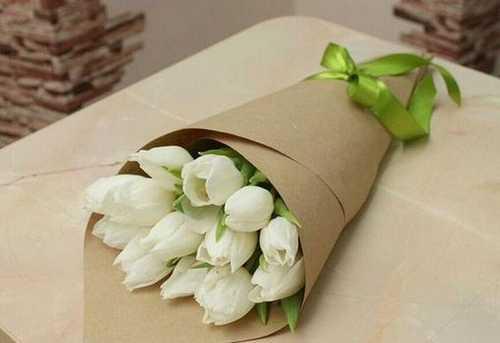 Букет белых тюльпанов в крафт бумаге 13 шт