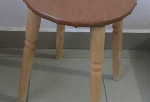 Табурет, стол и сиденья на табуретки