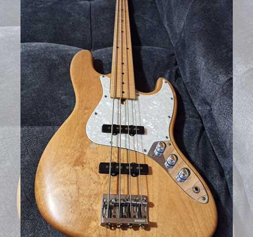 Безладовый японский Bacchus Vintage Jazz Bass