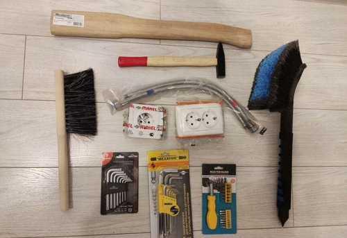 Набор инструментов (молоток, розетка, щётка)