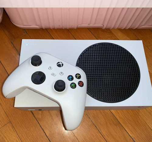 Xbox Series S с геймпадом