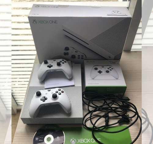 Xbox One s 2 геймпада 1tb