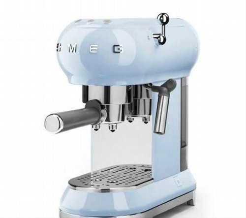 Кофеварка рожковая Smeg ECF01, пастельный голубой