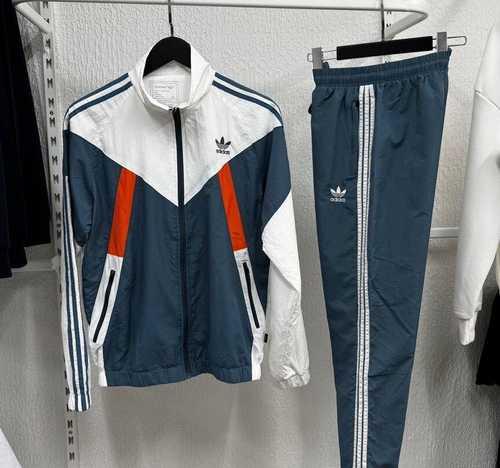 Костюм Adidas спортивный