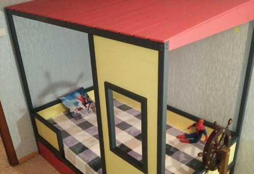 Детская кровать домик с матрасом бу