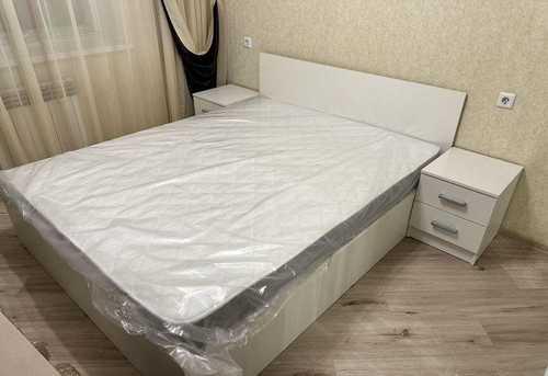 Кровать с матрасом и 2 тумбочки