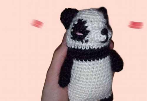 Вязаная игрушка ручной работы мишка панда