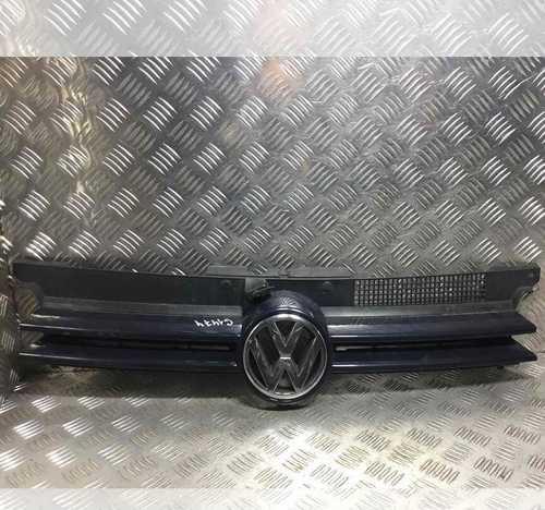 Решетка радиатора Volkswagen Golf 1j0853655 AZD