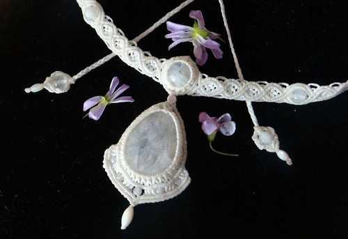 Ожерелье с лунным камнем