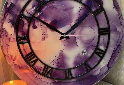 Настенные часы фиолетово-белые из эпоксидной смолы