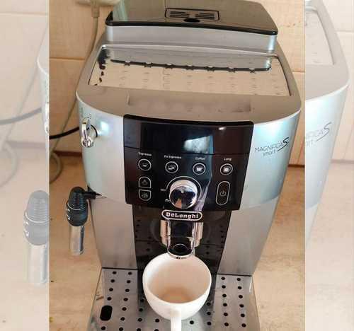 Продается кофемашина Delonghi Magnifica SMART