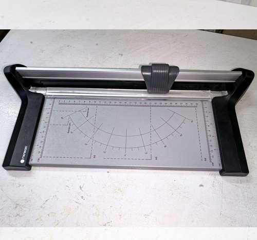 Резак для бумаги роликовый А4