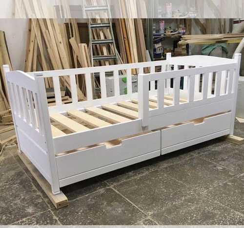 Кровать детская в белом цвете классика