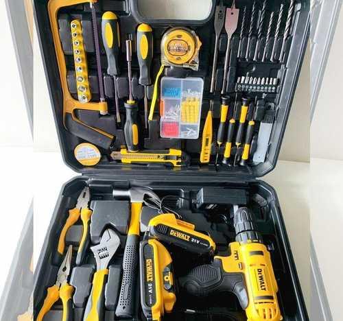 Дрель-шуруповерт Dewalt с большим набором инструме