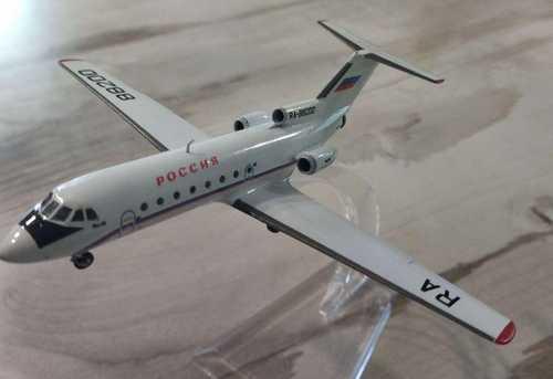 Модель самолета Як-40
