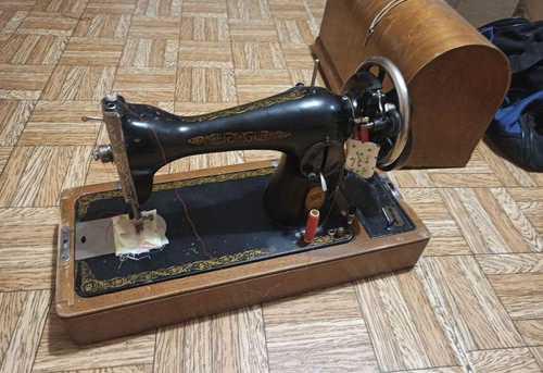 Старинная швейная машинка