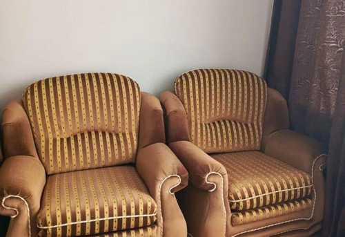 Комплект два кресла и диван кровать мягкой мебели