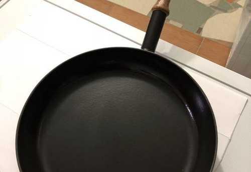 Staub сковорода с деревянной ручкой 28 см, черная