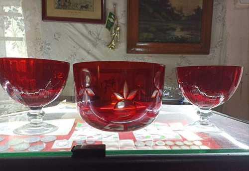 Рубиновое стекло две креманки и ваза