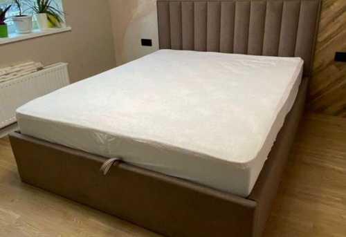 Двуспальная кровать мягкая с матрасом