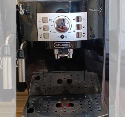 Кофемашина Delonghi magnifica s