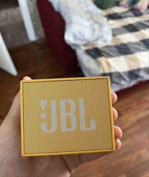 Желтая колонка JBL