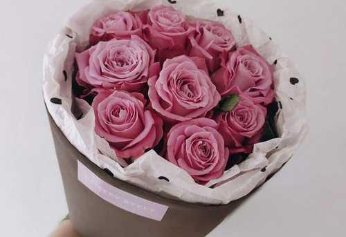 Розовые розы в букете