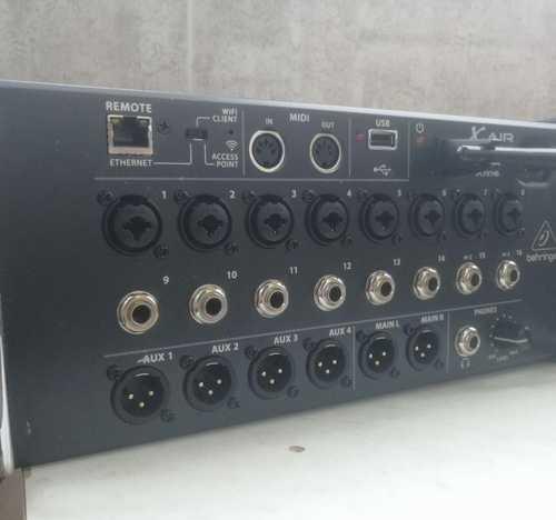 Микшерный пульт Behringer xr16