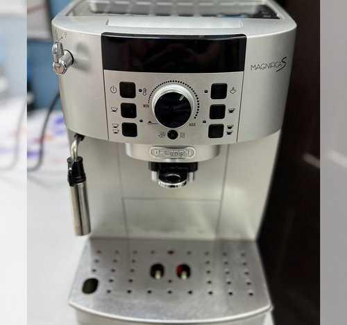 Кофемашина delonghi magnifica s