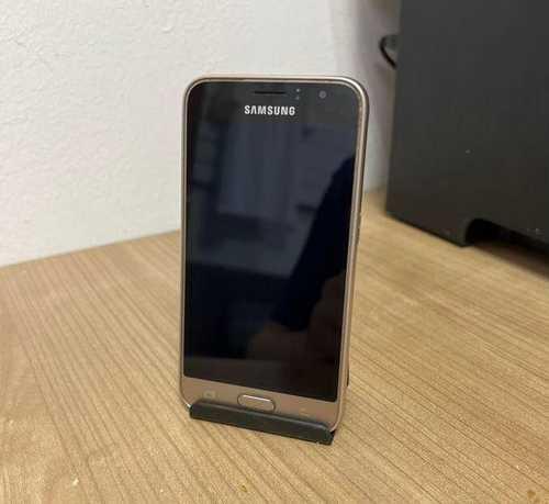 Смартфон Samsung Galaxy J1 (2016)