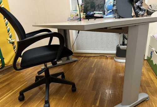 Письменный стол и стул офисеый