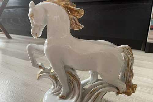 Фарфоровая статуэтка "Конь" лфз