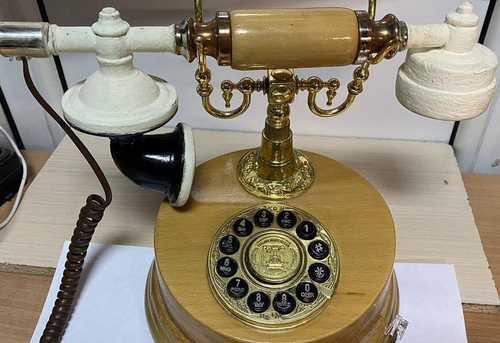 Старый винтажный стационарный телефон
