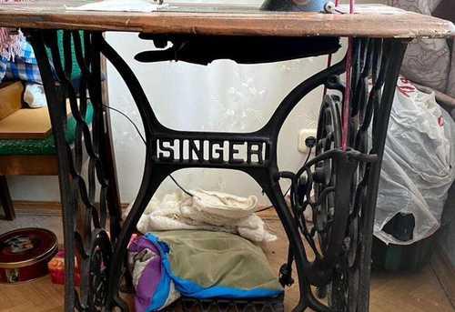 Старинный чугунный стол Singer с швейной машинкой