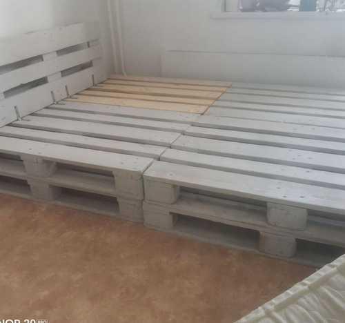 Кровать из паллетов
