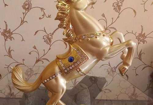 Статуя Золотая лошадь