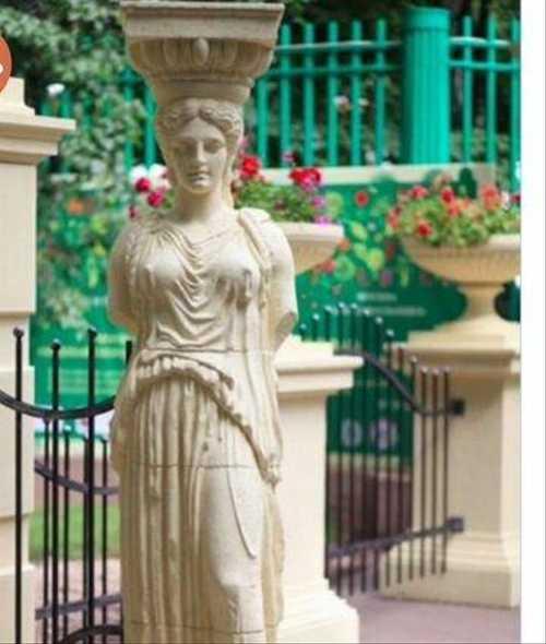 Скульптура девушки Кариатида