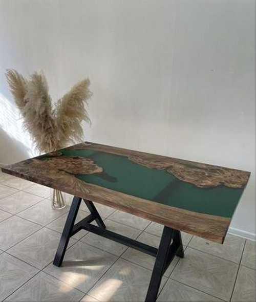 Кухонный обеденный стол из дерева