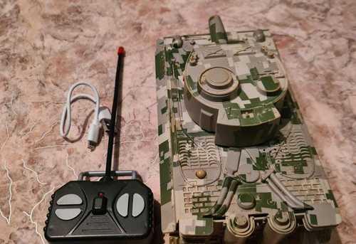 Радиоуправляемый игрушечный танк