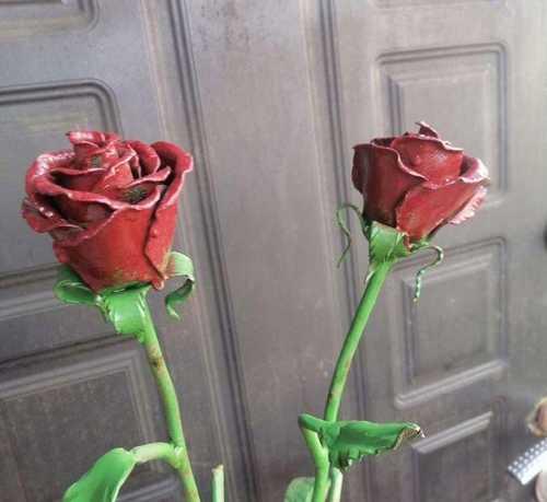 Кованая роза с вазой на кладбище
