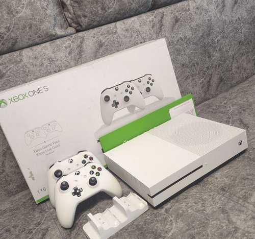 Xbox one s 1tb 2 геймпада