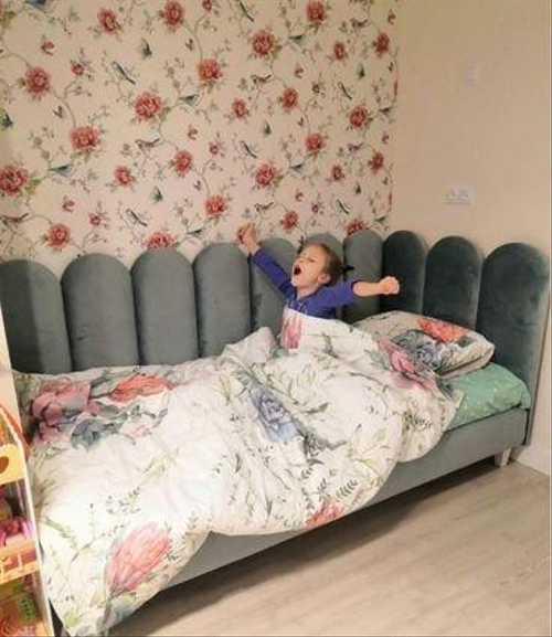 Кровать детская с мягкой угловой спинкой