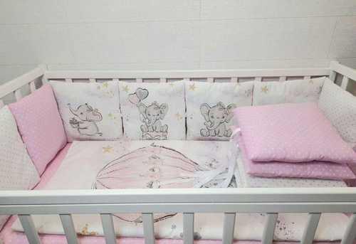 Бортики в детскую кроватку с панельками и пледиком